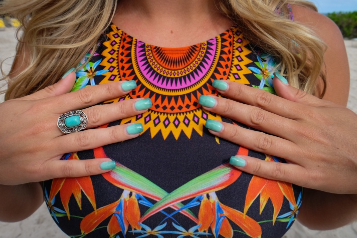 Bahamas-Inspired Travel Nails • The Blonde Abroad
