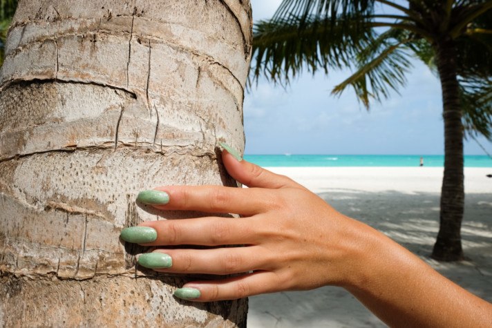 Maldives-Inspired Travel Nails • The Blonde Abroad